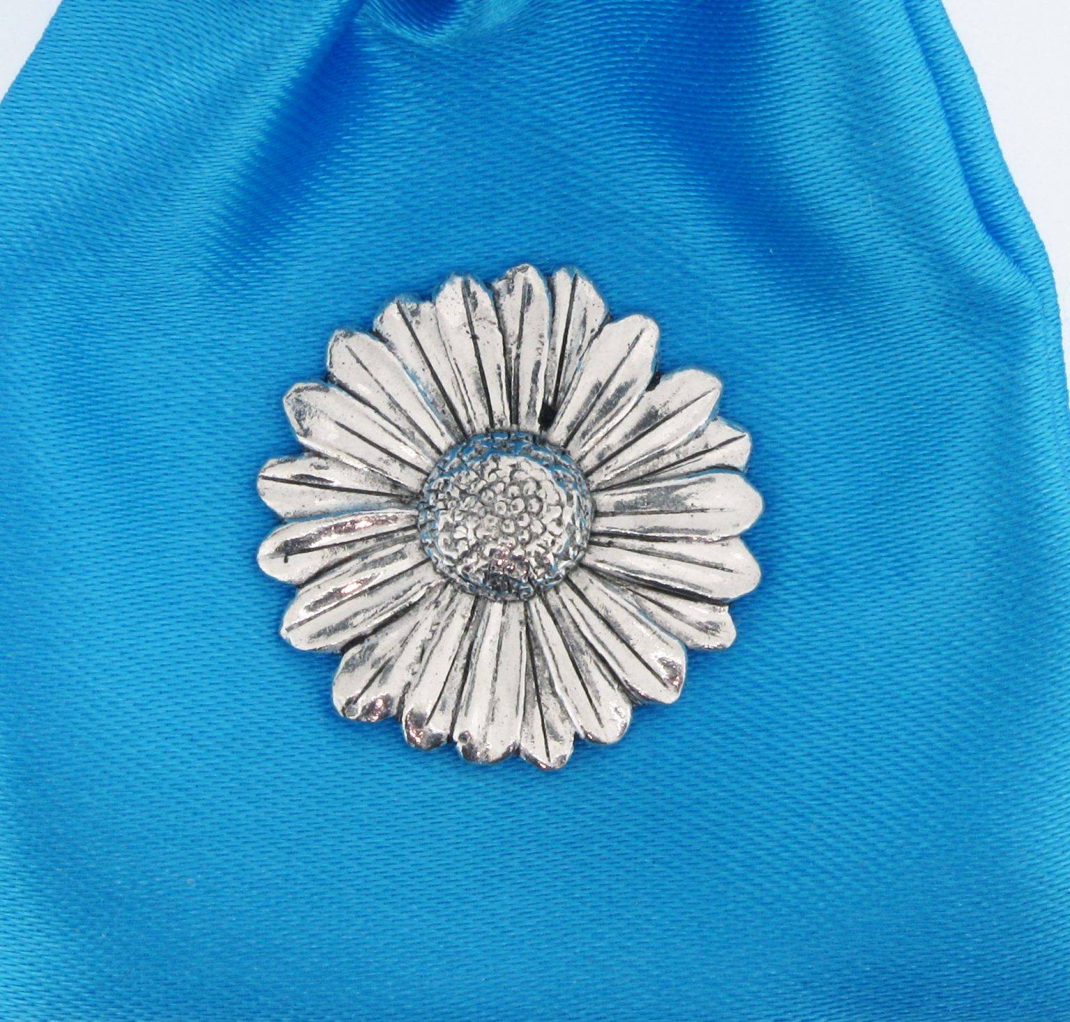 Daisy Pin Badge – Pageant Pewter